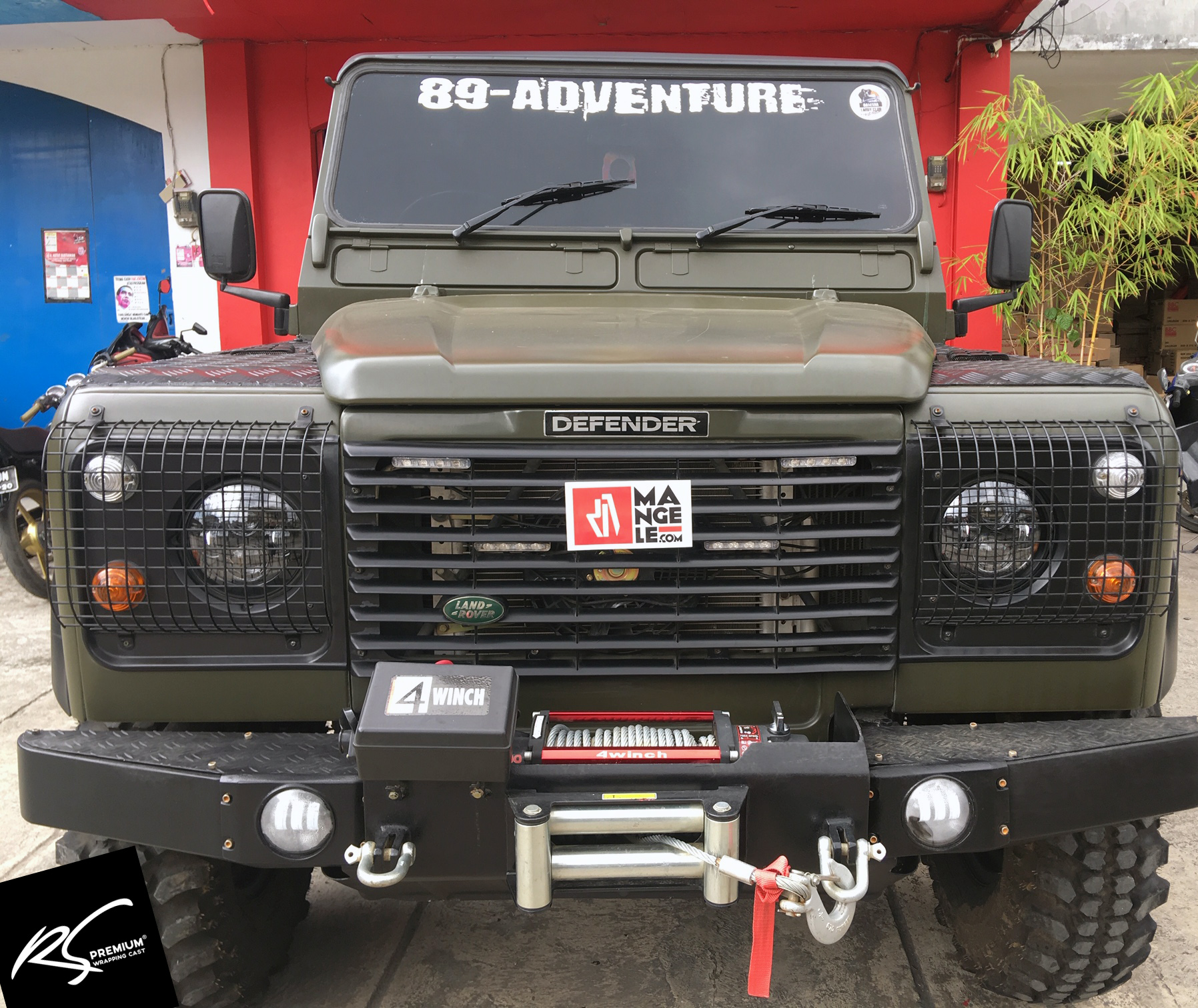 wrapping sticker mobil defender bandung | wrap body atas stiker hitam ...